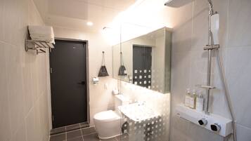 Quarto Twin Premium | Casa de banho | Artigos de higiene pessoal grátis, um secador de cabelo, roupões