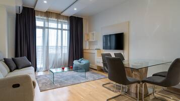 Apartamento | Sala de estar | Smart TV de 50 polegadas com canais digitais, televisor