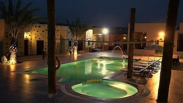 Piscina externa, espreguiçadeiras