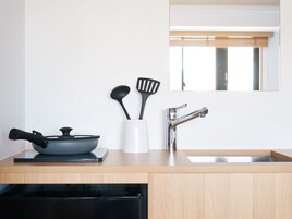 Uma cozinha moderna com pia, fogão e janela.