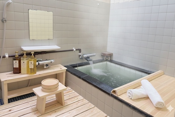 Casa luxo, vários quartos, para não fumantes, ao lado da montanha (Yuzawa Toyo) | Banheiro | Chuveiro/banheira combinados, produtos de toalete grátis