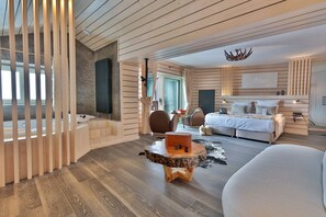 Suite-Estúdio Deluxe | Cofre no quarto, secretária 