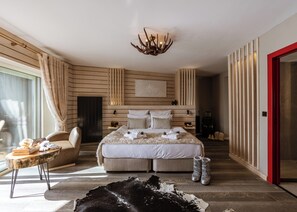 Suite-Estúdio Deluxe | Cofre no quarto, secretária 