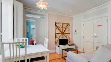 Apartamento Comfort, 1 quarto | Sala de estar | Televisor de ecrã plano de 80 cm com canais por cabo, televisor LCD