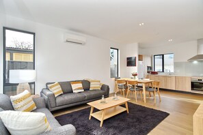 Casa, 2 quartos | Área de estar | Smart TV 55 polegadas com canais via satélite, TV