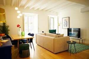 Apartamento Superior, 1 quarto | Sala de estar | Televisor de ecrã plano de 80 cm com canais por cabo, televisor 