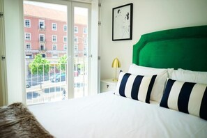Apartamento superior, 2 quartos | Cofres nos quartos, quartos à prova de som