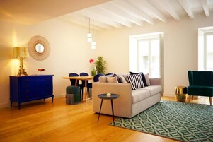 Apartamento Superior, 1 quarto | Sala de estar | Televisor de ecrã plano de 80 cm com canais por cabo, televisor 