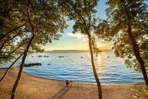 Perto da praia, espreguiçadeiras, guarda-sóis de praia 