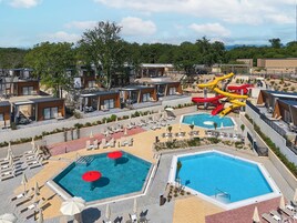 Resort com várias piscinas, um toboágua e vilas modernas.