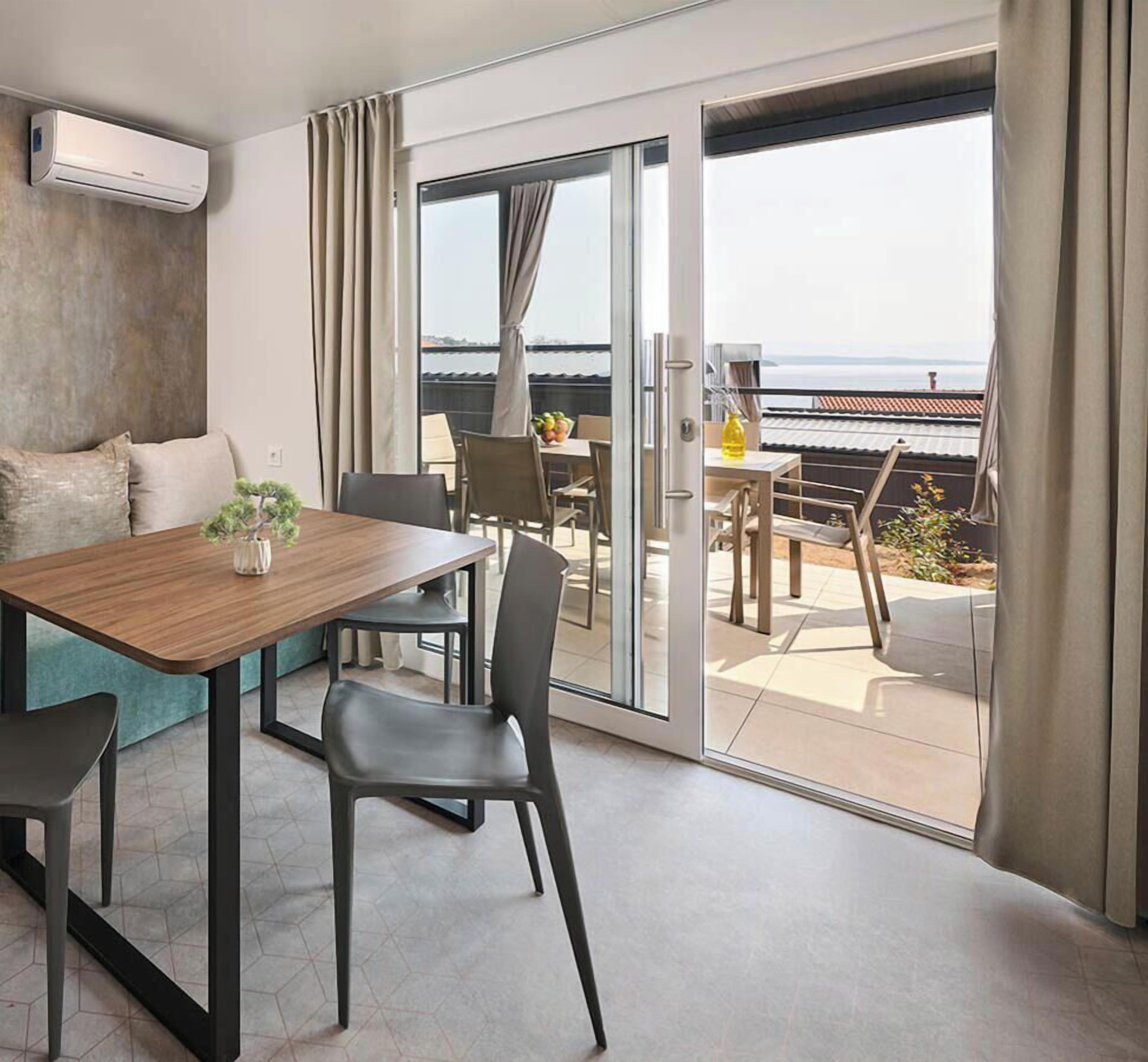 Premium Holiday Home | Área de estar | Smart TV 50 polegadas com canais a cabo