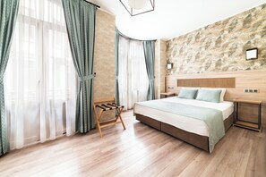 Quarto Duplo ou Twin Deluxe | Roupa hipoalergénica, camas de colchão viscoelástico, minibar