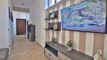 Apartamento Cidade, 2 quartos | Sala | TV de ecrã plano