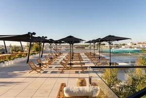 Piscina interior, piscina exterior, guarda-sóis, espreguiçadeiras 