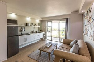 Suíte premium, 1 quarto | Sala de estar | Smart TV, Netflix, serviços de streaming