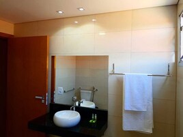 Quarto casal conforto, 1 cama Queen | Banheiro | Chuveiro, produtos de toalete de grife