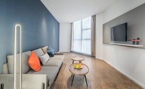 Suite, 1 quarto (Living Area) | Cofre no quarto, secretária 