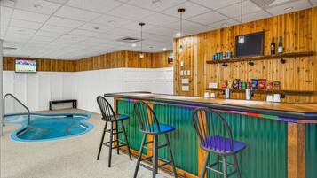 Condo, 1 cama King (Pinnacle C16) | Bar (na propriedade)