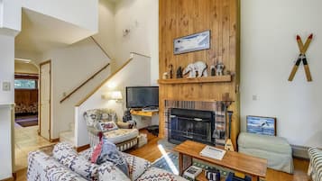 Apartamento, várias camas (Colony Club C12) | Área de estar | Lareira