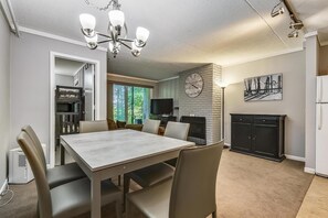 Apartamento em Condomínio Fechado, várias camas (Whiffletree C2) | Restaurantes