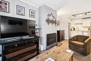 Apartamento em Condomínio Fechado, várias camas (Whiffletree C2) | Sala de estar