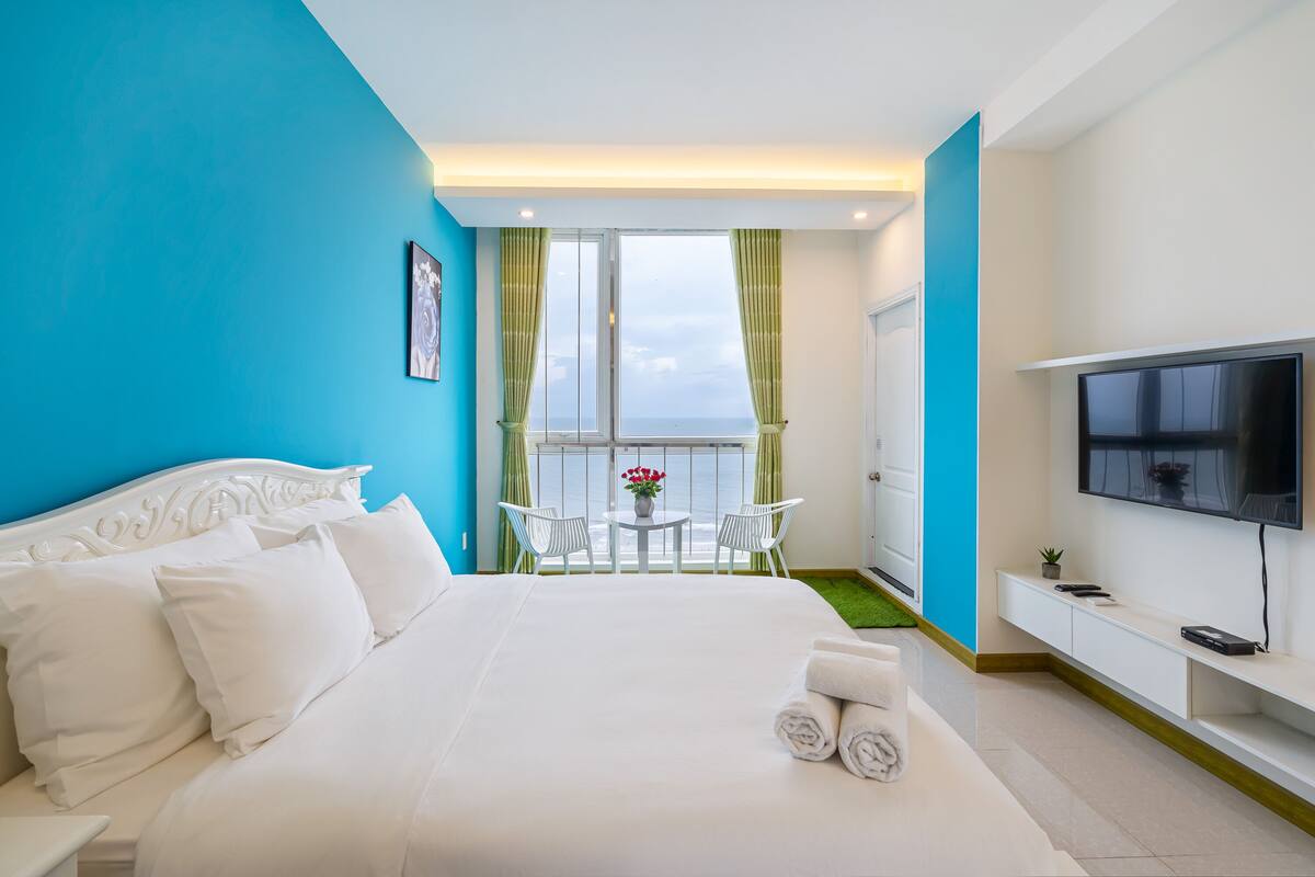 Apartamento, 3 quartos, vista para o mar | Cofre no quarto, secretária 