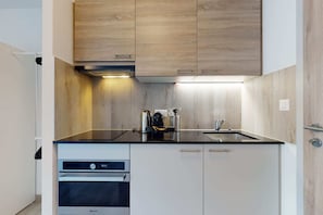 Um frigorífico, utensílios de cozinha 