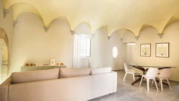 Apartamento, 2 quartos | Sala de estar | TV de ecrã plano