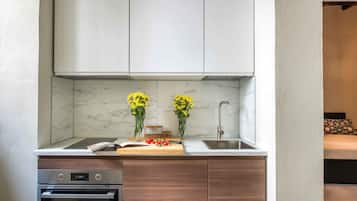 Apartamento, 2 quartos | Kitchenette privada | Um frigorífico, um forno, uma placa de cozinha, utensílios de cozinha