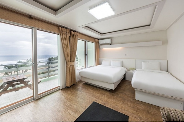 Quarto duplo superior, vista para o oceano | 1 quarto, cortinas blackout, Wi-Fi de cortesia, roupa de cama
