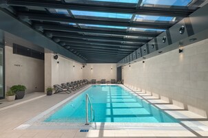 Piscina interna, funciona das 8h às 19h, guarda-sóis, espreguiçadeiras