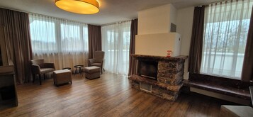 Apartamento Deluxe, vista para o jardim | Roupa hipoalergénica, secretária 