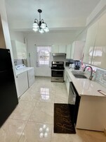 Suite Deluxe, 1 quarto, Vista para a cidade, no piso executivo | Cozinha privada | Um frigorífico/congelador grande, um micro-ondas, um forno 