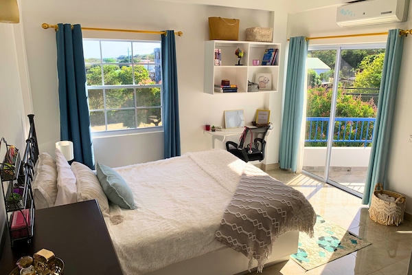 Apartamento Deluxe, 2 quartos, cozinha, vista para a colina | Cofre no quarto, secretária