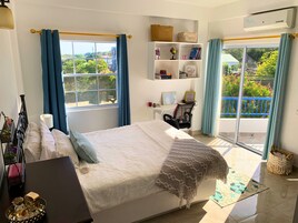 Apartamento Deluxe, 2 quartos, cozinha, vista para a colina | Cofre no quarto, secretária 