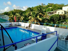 Piscina exterior, da(s) 7:00 à(s) 22:00, guarda-sóis, espreguiçadeiras 