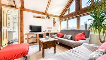 Apartamento (incl Cleaning Fee & City Tax) | Sala de estar | TV, lareira