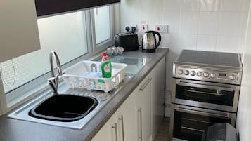 Chalé | Cozinha privada | Um frigorífico, um micro-ondas, um forno, uma placa de cozinha