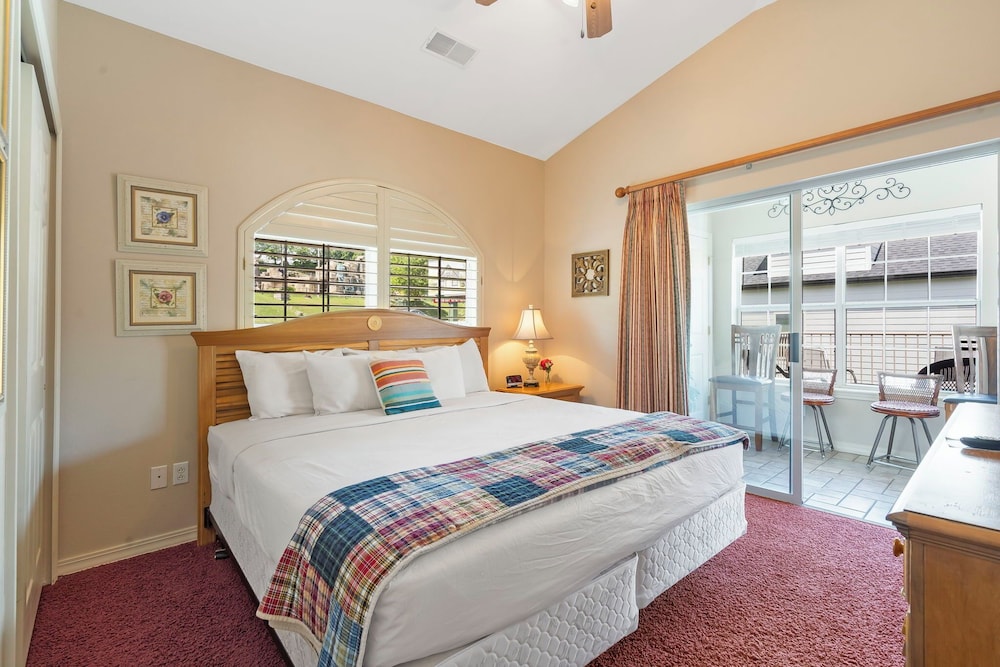 Walk-in Roomy Golf Condo With Private Balcony & Indoor Pool Access - Branson, MO