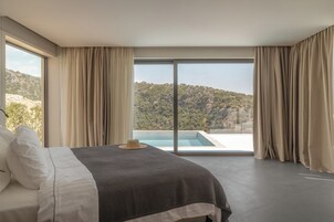 Signature Suite Sea View Private Pool | Minibar, cofre com capacidade para portátil, secretária 