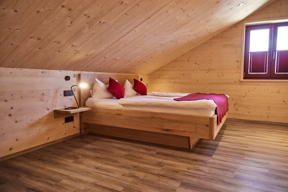 Alpenchalet Kargl 2, Modern Vacation Home On The Hörnle - Oberammergau