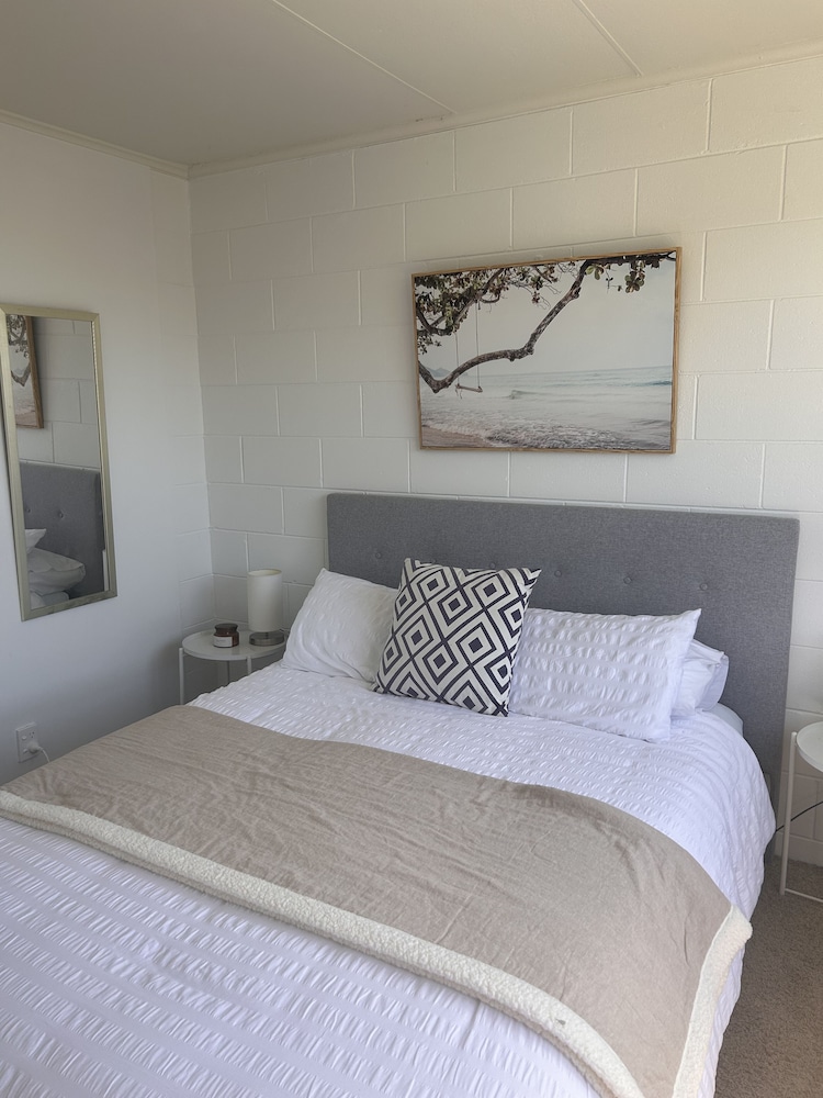Raglan Beach House , Stunning Ocean And Harbour Views Out At Ocean Beach - Raglan