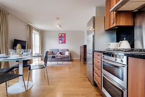 Apartamento (1 Bedroom) | Cozinha privada | Um frigorífico, um micro-ondas, um forno, uma cafeteira/bule 