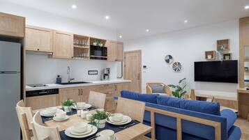Suíte família, 2 quartos, vista para o mar, de frente para o mar | Cozinha privada | Geladeira grande, cooktop, lava-louças, chaleira elétrica