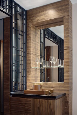 Roupa de alta qualidade, edredões de penas, minibar, cofre no quarto 