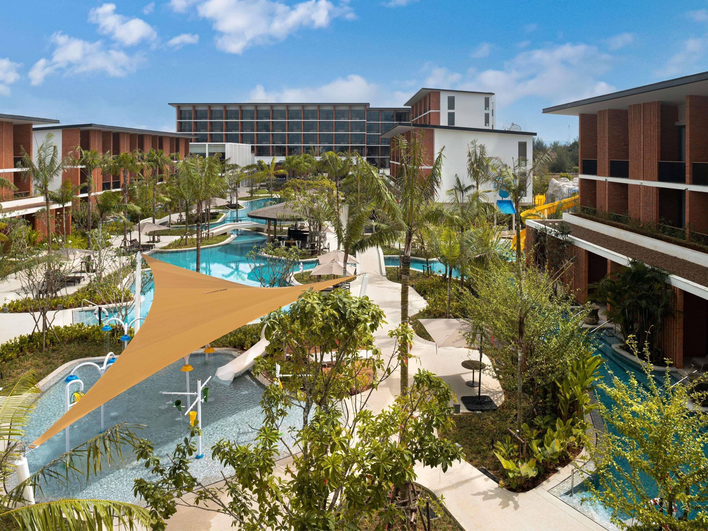 2 piscinas exteriores, guarda-sóis, espreguiçadeiras 