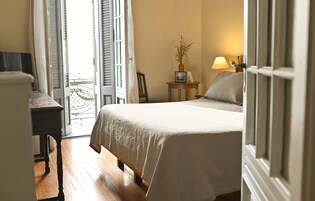Quarto casal, 1 cama de casal, sacada | Frigobar, cofres nos quartos, escrivaninha, Wi-Fi de cortesia