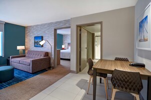 Suite, 1 quarto, não fumadores | Sala de estar | Televisor LED de 43 polegadas com canais via satélite, televisor 