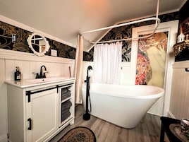 Quarto luxo | Banheiro | Chuveiro, produtos de toalete grátis, secador de cabelo