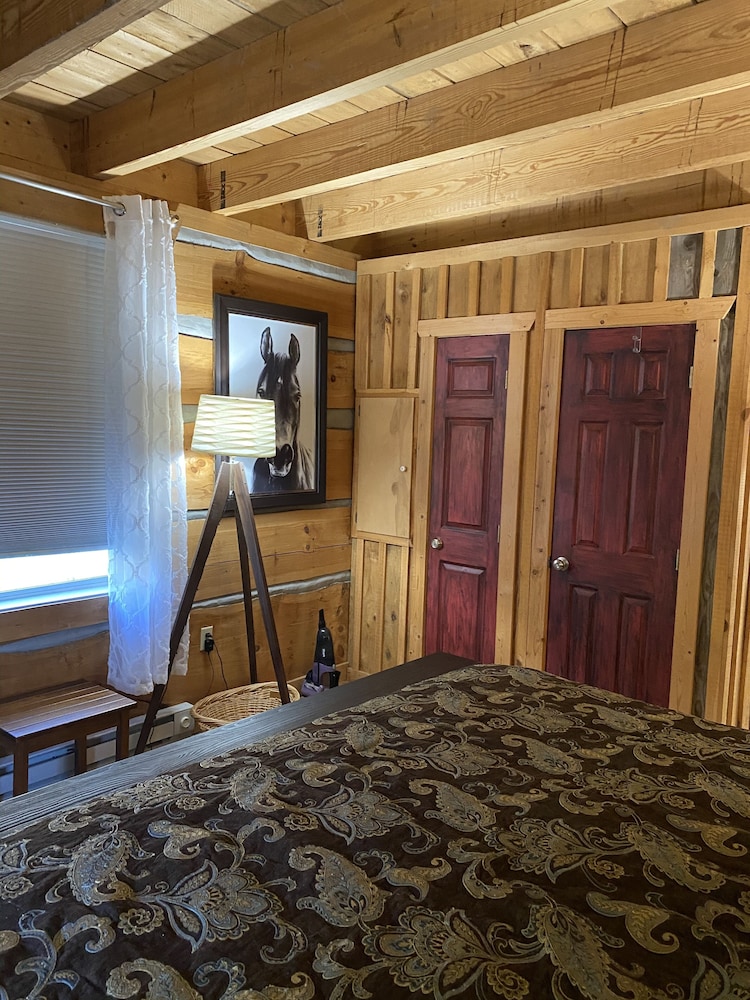 Cozy Log Cabin Near The Parkway - Virginia